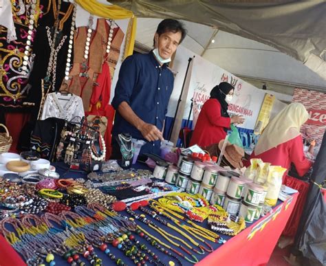 Peniaga Kraf Sanggup Datang Dari Jauh Untuk Sertai Mini Kud Limbang Utusan Borneo Online