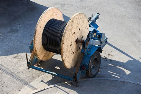 건설 프로젝트에 대한 전기 공급의 개념 전원 케이블이있는 나무 코일 0명에 대한 스톡 사진 및 기타 이미지 0명 거리 건설 현장 Istock