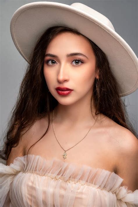 끈 끈이없는 모자 목 블라우스 어깨 여성 패션 사진 확대에 관한 무료 스톡 사진