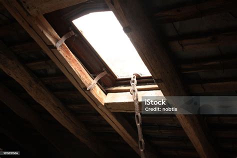 Atap Langitlangit Atap Kayu Dari Rumah Tua Foto Stok Unduh Gambar Sekarang Arsitektur Atap