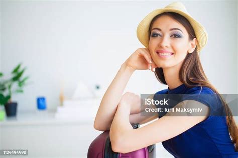 휴가입니다 여자 누구 나머지에 대 한 준비입니다 아름 다운 소녀는 침대에 앉아 있다 웃는 여자의 초상화입니다 휴가는 행복 한