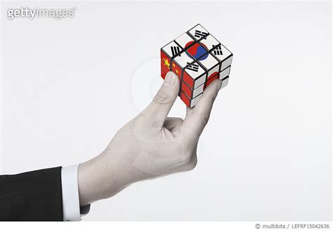 Lefrf15042636 게티이미지코리아 큐브를 잡고 있는 손 Royalty Free 이미지