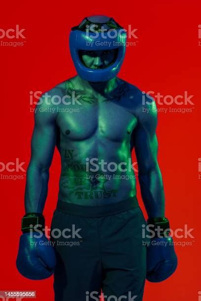 스튜디오 배경에서 싸움을 위해 연습하는 헤드 가드와 권투 글러브를 착용한 남자의 초상화 25 29세에 대한 스톡 사진 및 기타 이미지 25 29세 건강한 생활방식