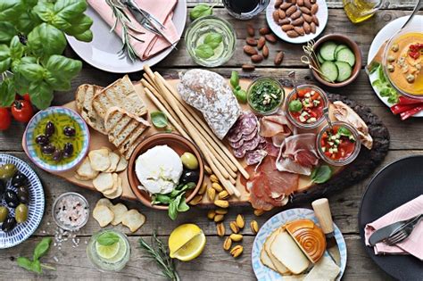 지중해 전채 테이블 개념입니다 타파스 선택 식당 테이블 치료 고기 및 살라미 가스 파초 수프 Jamon 올리브 치즈 후 머 스와 야채 탁자에 대한 스톡 사진 및 기타 이미지