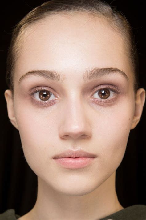 Лицо девушки почти без макияжа в хорошем качестве Show Beauty Face