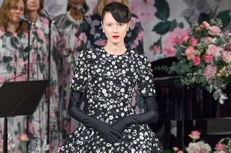 أجمل فساتين سهرة أعجبتنا من عروض أسبوع لندن لخريف 2024 مجلة الجميلة