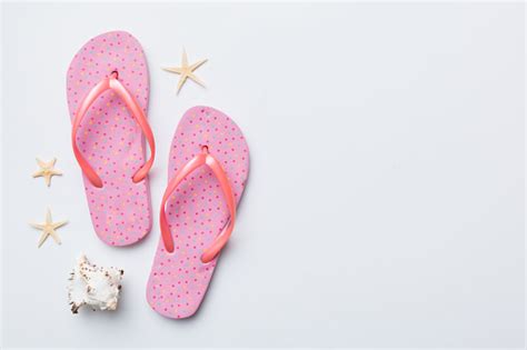 컬러 배경에 플립 플롭과 조개가있는 평평한 누워 구성 텍스트 위쪽 보기를 위한 공간 0명에 대한 스톡 사진 및 기타 이미지 0명 개념 개인 장식품 Istock