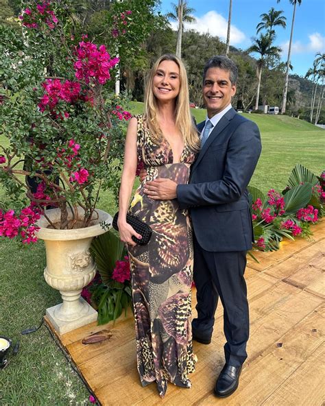 Com Visual Diferente Lavinia Vlasak Posa Em Casamento Ao Lado Do