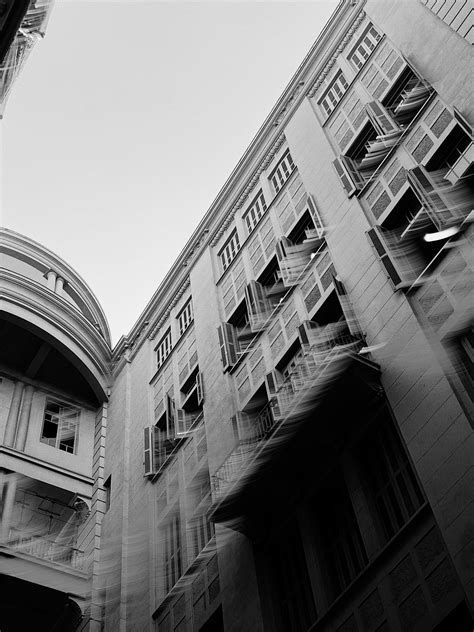 Edificios Con Muchas Ventanas Contra El Cielo Brillante Foto Imagen De Edificio Gratuita En