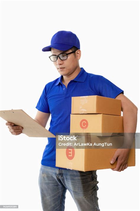 노란색 상자 흰색 배경 배달 컨셉을 들고 안경을 착용 한 파란색 티셔츠를 입은 아시아 남자 일본 문화에 대한 스톡 사진 및 기타