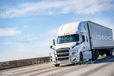 햇볕이 잘 드는 멀티 라인 고속도로 도로에서 운전하는 냉장고 세미 트레일러에서 강력한 흰색 큰 장비 장거리 산업용 세미 트럭 운송 용품 트럭에 대한 스톡 사진 및 기타