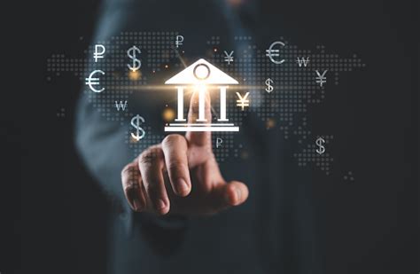 글로벌 환전 개념 사업가 은행 세계지도 달러 위안 엔 유로 및 파운드 스털링 기호에 터치 글로벌 비즈니스 국제 무역 통화 세계 경제 통화 송금 개념에 대한 스톡 사진 및