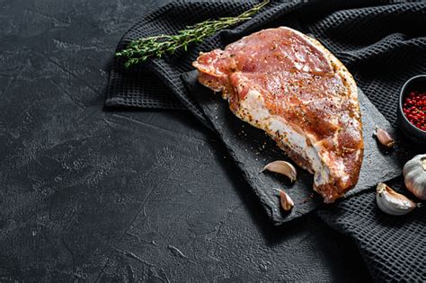 뼈에 돼지 고기 튀김 그릴에 대한 커틀릿 향신료와 재료 마늘 생 유기농 육류 검은 색 배경 맨 위 보기입니다 복사 공간 0명에 대한 스톡 사진 및 기타 이미지 Istock