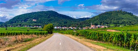 프랑스의 알자스 지역 유명한 와인 루트도로 인기있는 관광지 아름다운 포도밭과 전통 마을 Husseren Les Chateaux 0명에 대한 스톡 사진 및 기타 이미지