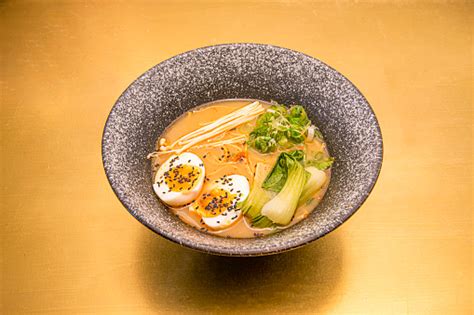 집에서 일본식 저녁 식사 우동 표고버섯 계란 시금치 새우를 곁들인 라멘 닭고기에 대한 스톡 사진 및 기타 이미지 닭고기