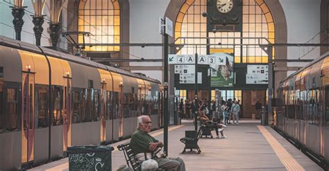 실내 건물 건축 교통 교통 허브 군중 기다리는 기차 기차역 대중교통 도시 도시의 라이프스타일 랜드마크 레일 목적지 번화 한 벤치 사람