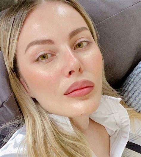 Hande Sarıoğlu Scrolller