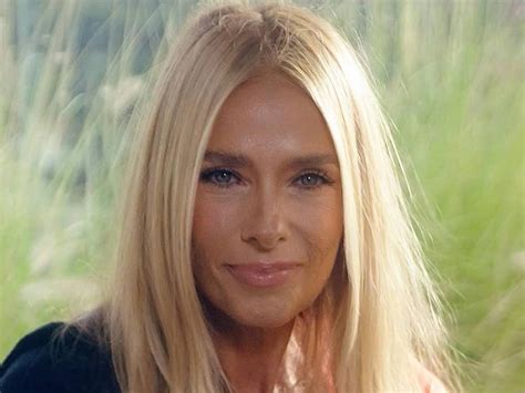 Adriane Galisteu Posa De Topless Após Críticas Por Magreza Excessiva