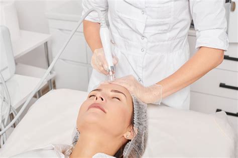 미용사는 회춘 여성 얼굴 스킨 케어 뷰티 살롱에서 절차를 위해 아쿠아 각질 제거를합니다 30 34세에 대한 스톡 사진 및 기타 이미지 30 34세 가뭄 각질제거