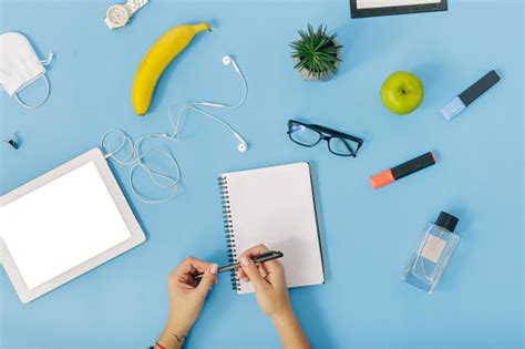 상위 뷰 여성 손에서 비즈니스 데스크 노트북에 씁니다 평평 하다 여성 사무실 직장 개념 가정 생활에 대한 스톡 사진 및 기타 이미지 가정 생활 계획 공란 Istock