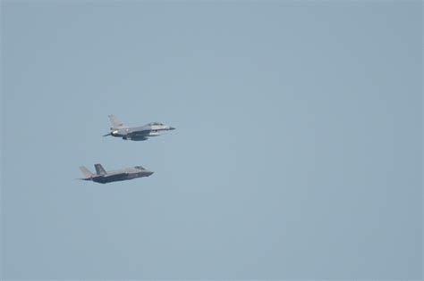 록히드 마틴 F35 공동 스트라이크 전투기와 F16 파이팅 팔 콘 F 16 파이팅 팰콘에 대한 스톡 사진 및 기타 이미지 F 16 파이팅 팰콘 공군 공중 Istock