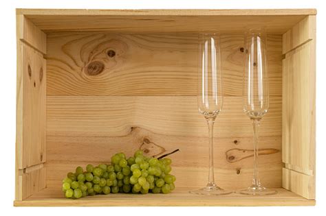 복사 공간이 있는 와인 병의 나무 상자에 샴페인과 흰 포도를 위한 와인 잔 2개 0명에 대한 스톡 사진 및 기타 이미지 0명 건강관리와 의술 나무 상자 Istock