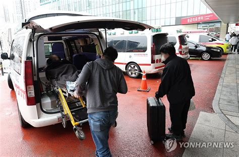 구급차로 향하는 환자 연합뉴스