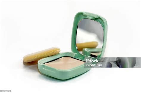 흰색 배경에 거울과 스폰지 브러시민트 녹색 용기에 누른 얼굴 분말 녹색에 대한 스톡 사진 및 기타 이미지 녹색 메이크업 화장품 파우더 콤팩트 Istock