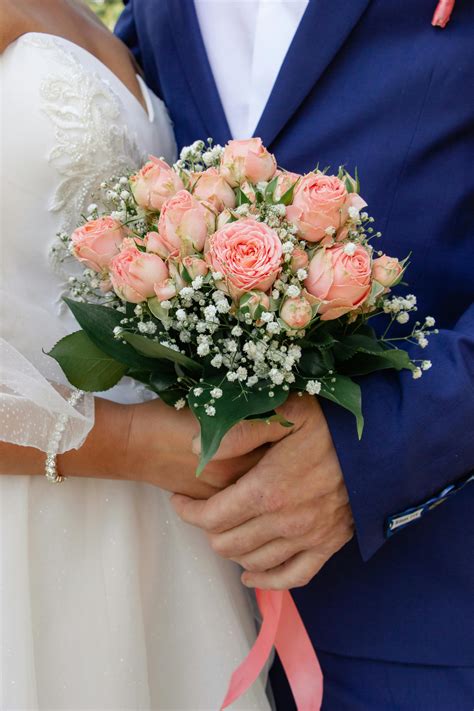 Бесплатные стоковые фото на тему близость большой день брак букет букет невесты вуаль