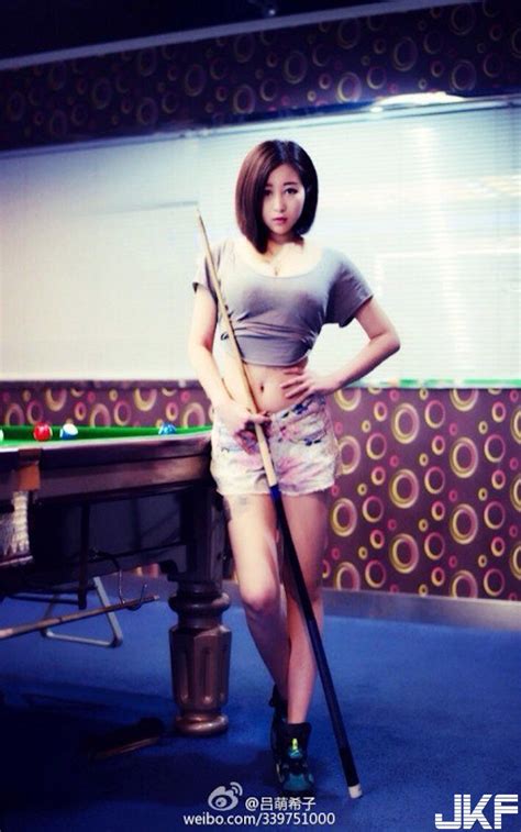 好狂！「爆乳撞球妹」引各大群組瘋傳！超惹火「架杆姿勢」讓網友都戀愛了 小濕妹圖