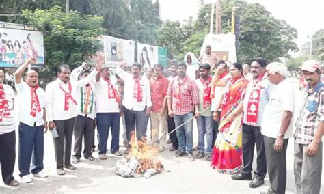 Kothagudem Incensed By Jibe Against Rtc Left Parties Burn Cms Effigy