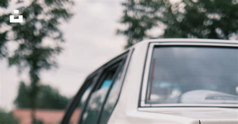 주차장에는 흰색의 클래식 자동차가 주차되어 있습니다 사진 Unsplash의 무료 자동차 이미지