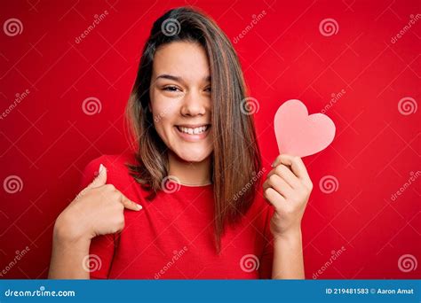 Giovane E Bella Ragazza Romantica Col Cuore Di Carta Rosso Su Uno