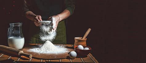 빵 반죽을 준비 합니다 빵집 베이커의 손 밀가루 밀가루 비행 진다 부엌에 대한 스톡 사진 및 기타 이미지 부엌 밀가루 오븐에 굽기 Istock