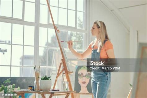 화가 예술 또는 창작 스튜디오에서 여성과 함께 이젤과 유성 페인트를 사용하여 캔버스에 그림을 그리는 작업실 수채화 영감 창의성