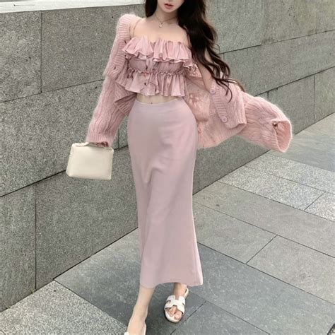 코디세트프릴 디테일 크롭 슬리브리스꽈배기 짜임 루즈핏 크롭 니트 가디건머메이드 슬림 롱스커트 세트 Ag116205e