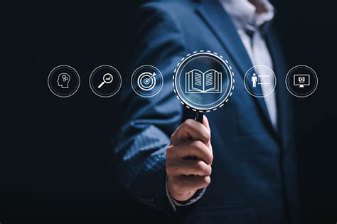 온라인 교육 개념 사업가는 인터넷에서 온라인 교육 훈련 아이콘 및 E러닝 웨비나에 돋보기를 사용합니다 비즈니스 실무 기술을 향상시킵니다 교육 인터넷 기술 개념에 대한 스톡