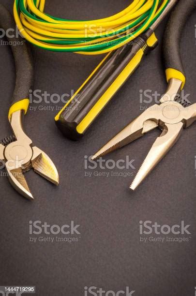 전원이 공급된 시스템 또는 통신을 수리하기 위한 검은색 배경에 전기 기사의 도구 및 와이어 0명에 대한 스톡 사진 및 기타 이미지 0명 검은색 금속 Istock