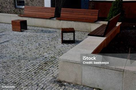 위에 반구가있는 사각형 모양의 실린더에 돌 장벽 화강암은 주차장에서 정차합니다 돌 볼라드가 있는 보행자와 차량의 식민지에 대한 체인 장식 울타리 갈색에 대한 스톡 사진 및