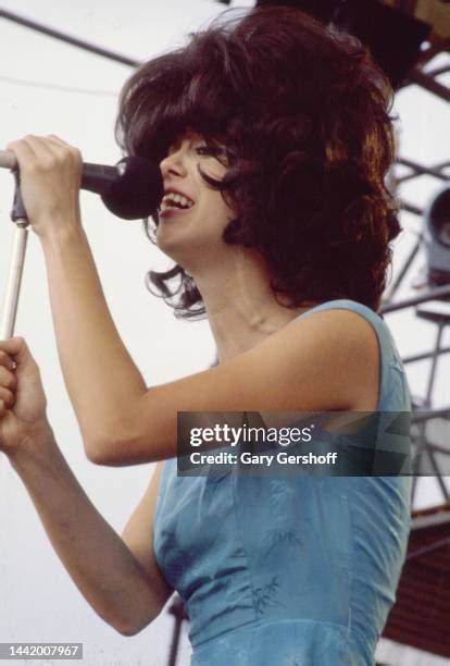 Cindy Wilson B 52 Photos And Premium High Res Pictures Getty Images
