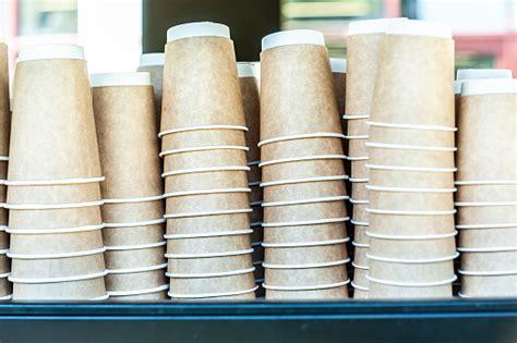 흰색 또는 베이지 색 종이 인스턴트 컵의 수직 더미 테이블 또는 커피 기계의 접시에 서 0명에 대한 스톡 사진 및 기타 이미지 0명 더미 레스토랑 Istock