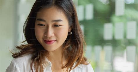 회의에 참석한 젊은 여성 기업가가 회의실 책상 위에 있는 회사 제품을 보고 있다 사진 Unsplash의 사무실 이미지