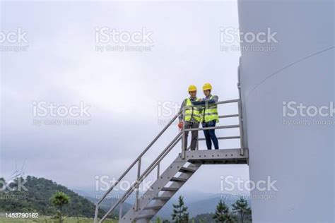 두 명의 풍력 전기 기술자가 풍력 터빈 스테이션 앞에서 작업합니다 2명에 대한 스톡 사진 및 기타 이미지 2명 35 39세 40 44세 Istock
