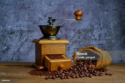 빈티지 커피 분쇄기 오래된 복고풍 핸드 조작 목재 및 금속 커피 분쇄기 커피 콩을 분쇄하기위한 수동 커피 분쇄기 부드러운 초점 0명에 대한 스톡 사진 및 기타 이미지