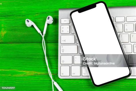 빈 화면을 모의 스마트폰입니다 스마트폰 고립 된 화면입니다 컴퓨터 키보드에 복사 공간 흰색 휴대폰 화면 텍스트에 대 한 빈 공간입니다 격리 된 흰 화면 개념에 대한 스톡