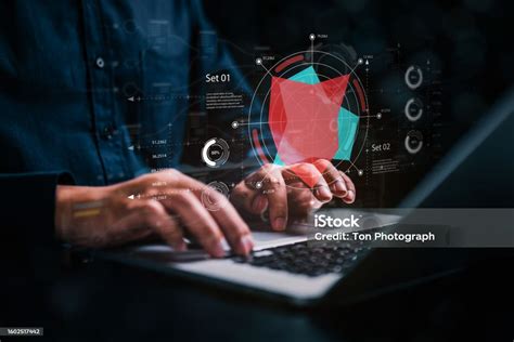 분석 차트 비즈니스 분석 차트 홀로그램 가상 화면 기술로 가상 화면 모니터 노트북에 아이콘을 표시하는 Kpi 개발에 대한 스톡