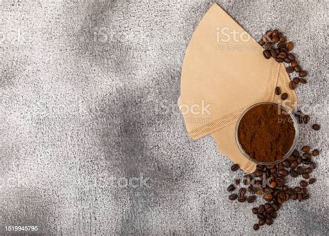 커피 필터 드립 브루잉 수동 커피 추출 대리석에 커피 원두와 분쇄 커피 음료를 양조하는 개념 0명에 대한 스톡 사진 및 기타 이미지 Istock