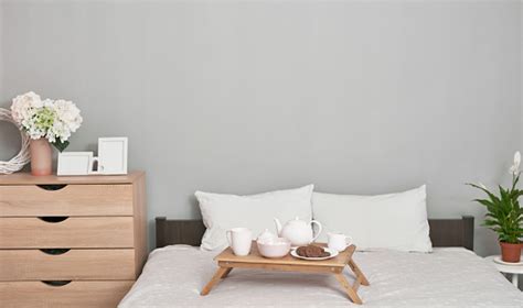 호텔 객실 침대에서 아침 식사 숙박 침대에서 아침 식사와 함께 찻잔과 함께 팬케이크와 함께 침대 배경 평면도 공간 복사를 클릭합니다 로맨틱한 발렌타인 데이 아침 식사 아늑한