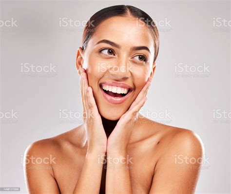 스킨케어 뷰티 및 흑인 여성의 얼굴 광채가 자연스러운 메이크업 웰빙 건강한 광택 및 청소년 화장품을 위한 스튜디오 모형입니다 얼굴 피부 관리 자기 사랑 및 피부과 결과에