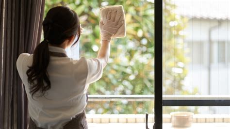 How To Clean Windows Without Streaks According To An Expert